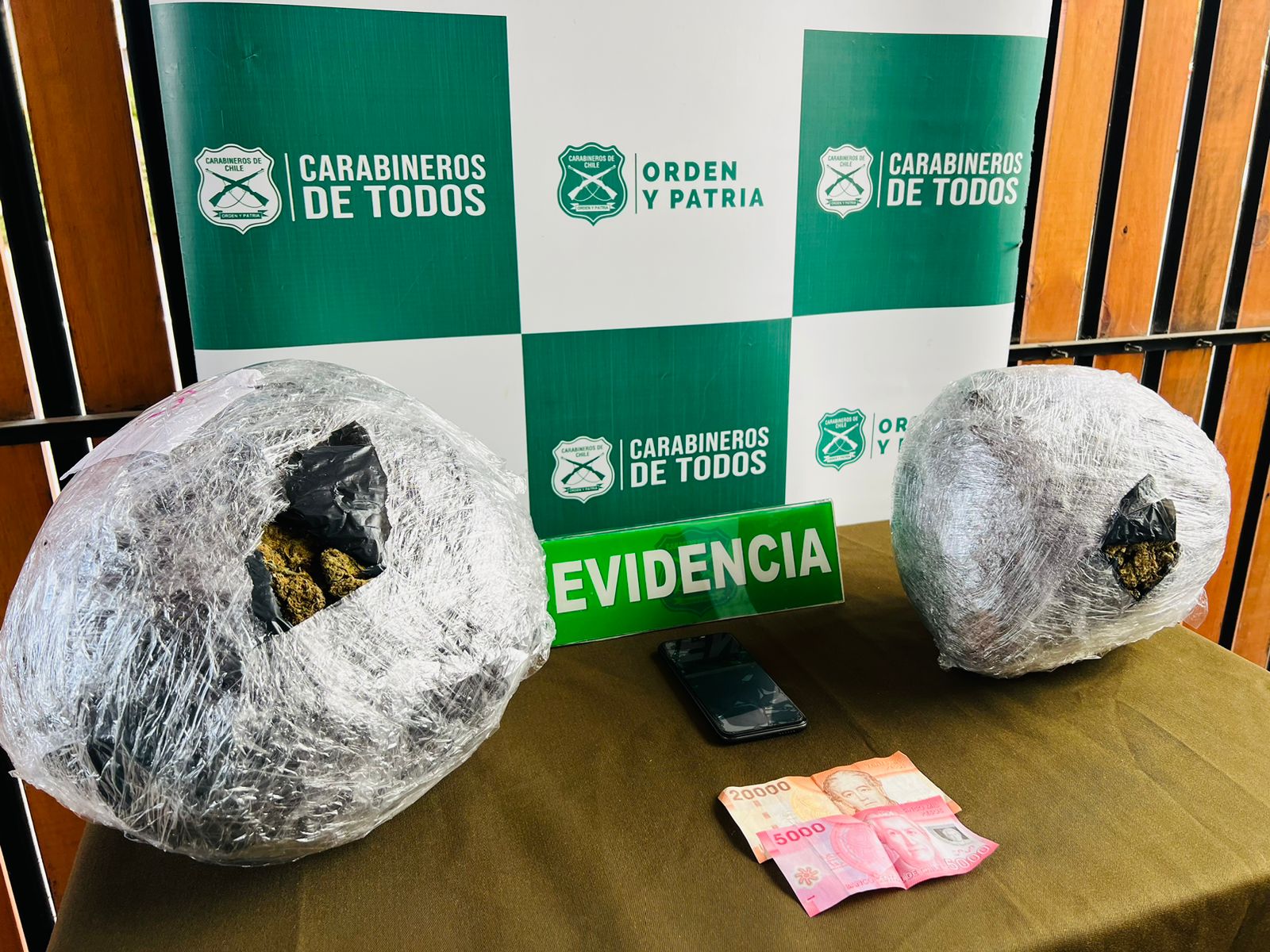 Valdivia: Carabineros del OS7 decomisaron cerca de 5 kilos de marihuana Valdivia: Carabineros ...