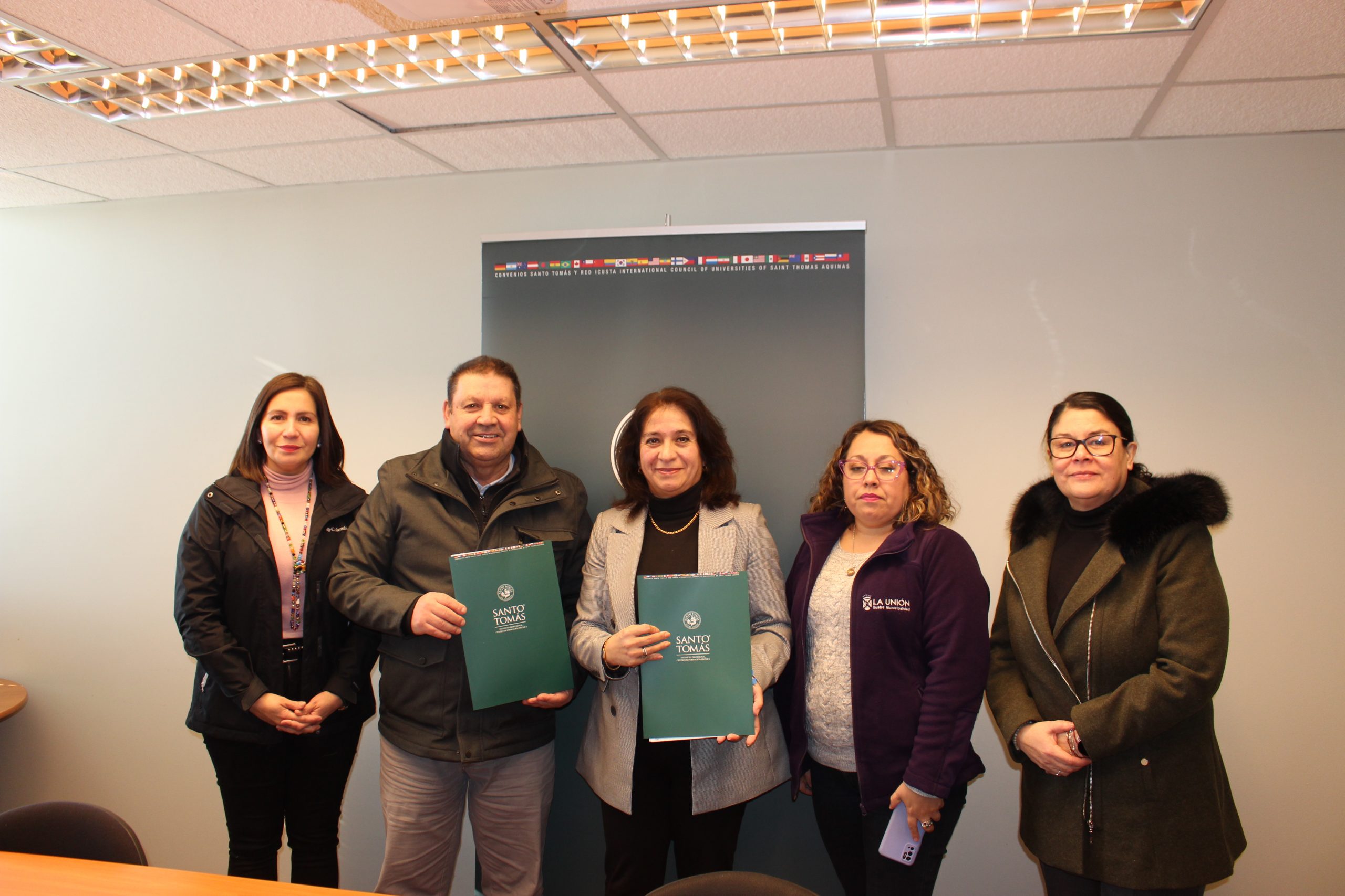Santo Tomás Valdivia y Municipio de La Unión firman convenio