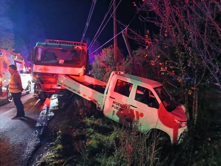 Cuatro ocupantes de camioneta resultan heridos tras colisión con camión ...